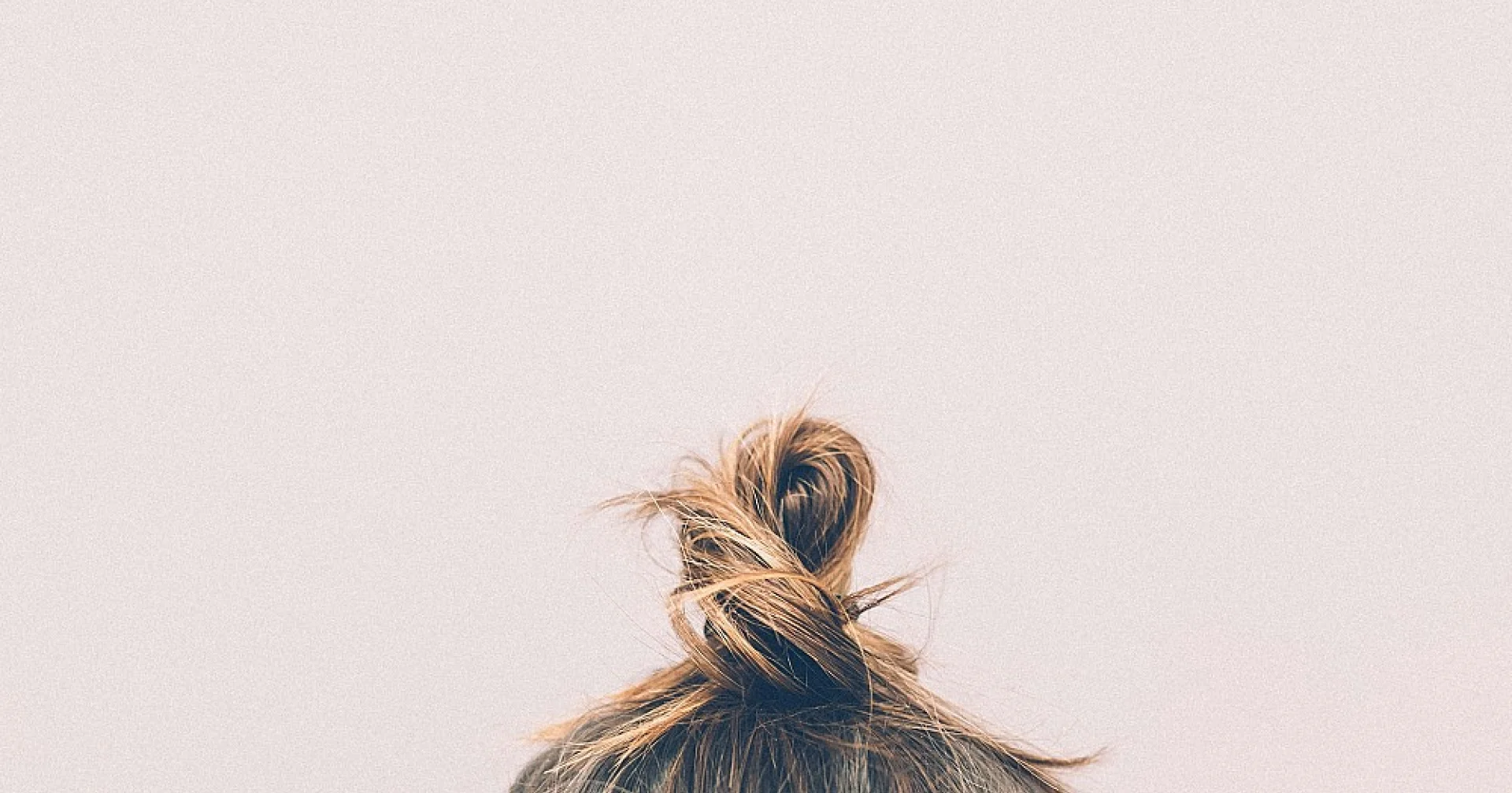 Comment choisir un spray adapté aux cheveux colorés et texturés